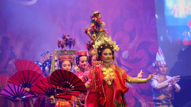 30 Penari Makassar Tampil Maksimal Di APEKSI Padang 30 Penari Makassar Tampil Maksimal Di APEKSI Padang