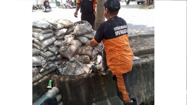 Meski Bulan Ramadhan Dinas PU Makassar Tetap Lakukan Normalisasi Drainase Meski Bulan Ramadhan Dinas PU Makassar Tetap Lakukan Normalisasi Drainase