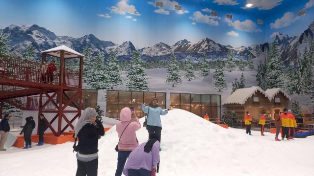 Snowpark Trans Snow World Makasar Pertama di Indonesia Timur Buka ...